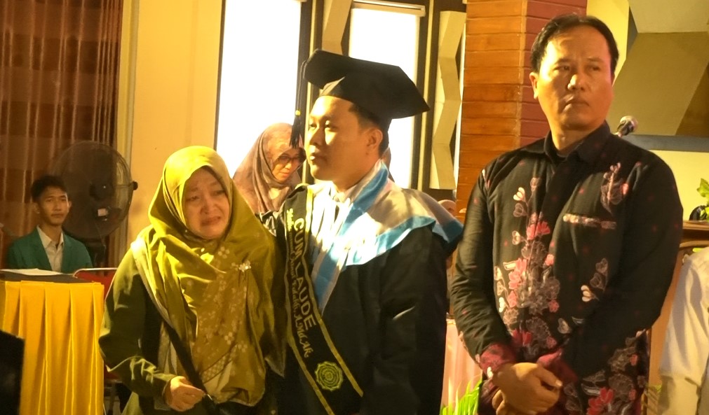 Kisah Inspiratif Anak Cleaning Service dan Satpam Jadi Wisudawan ...